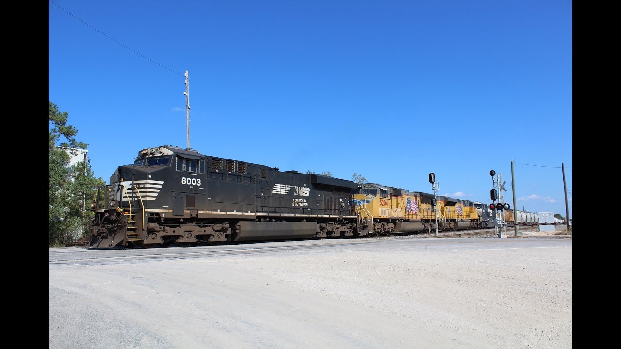 NS 8003 w/ Dash 8.5 leads the MNSEW into Englewood Yard! - YouTube