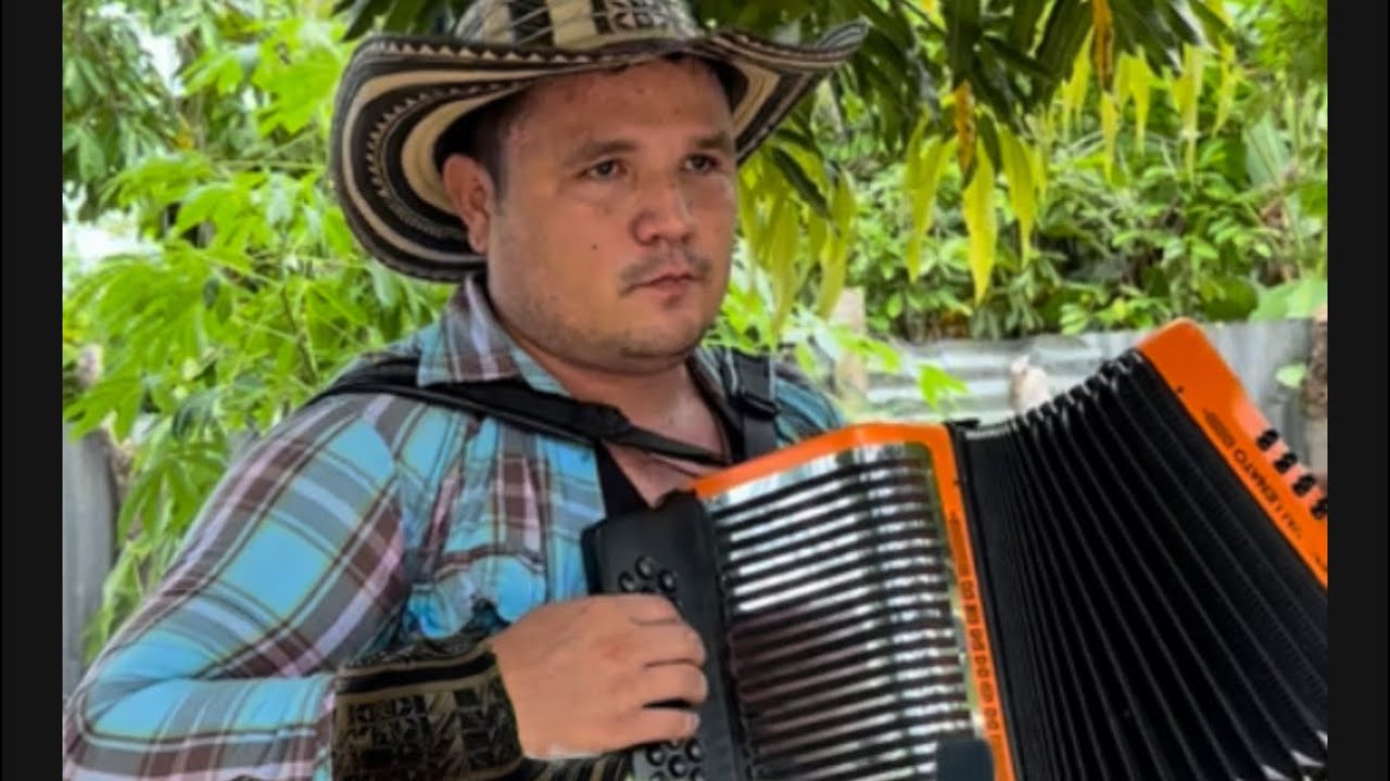 El sabanero aprende a tocar porro - YouTube