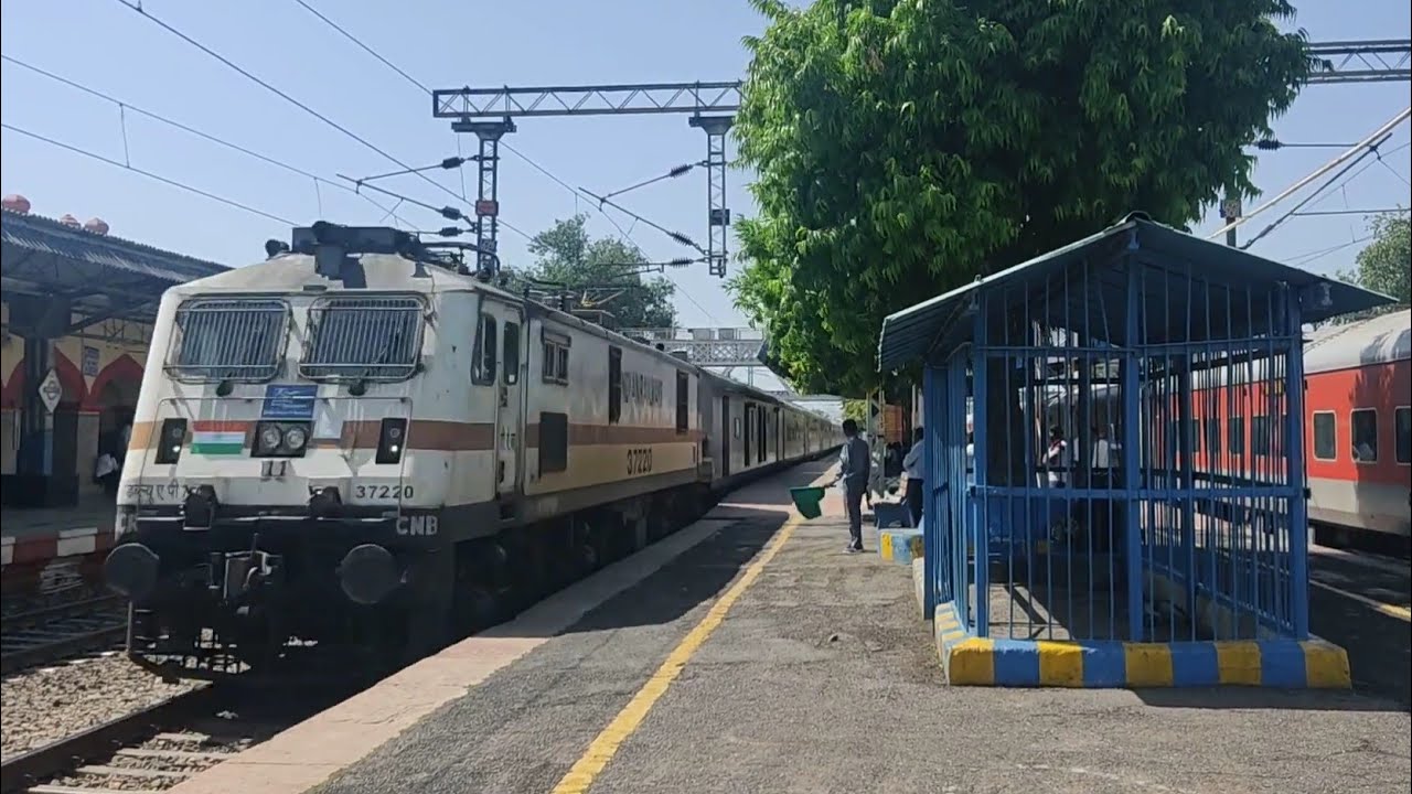 12259 Sealadh Bikaner AC Duronto Express Overtaking 20801 Magadh ...
