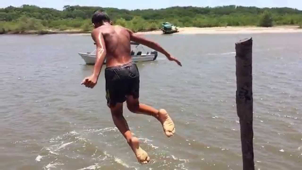Niños saltando al río en Mandacarú (Brasil) - YouTube