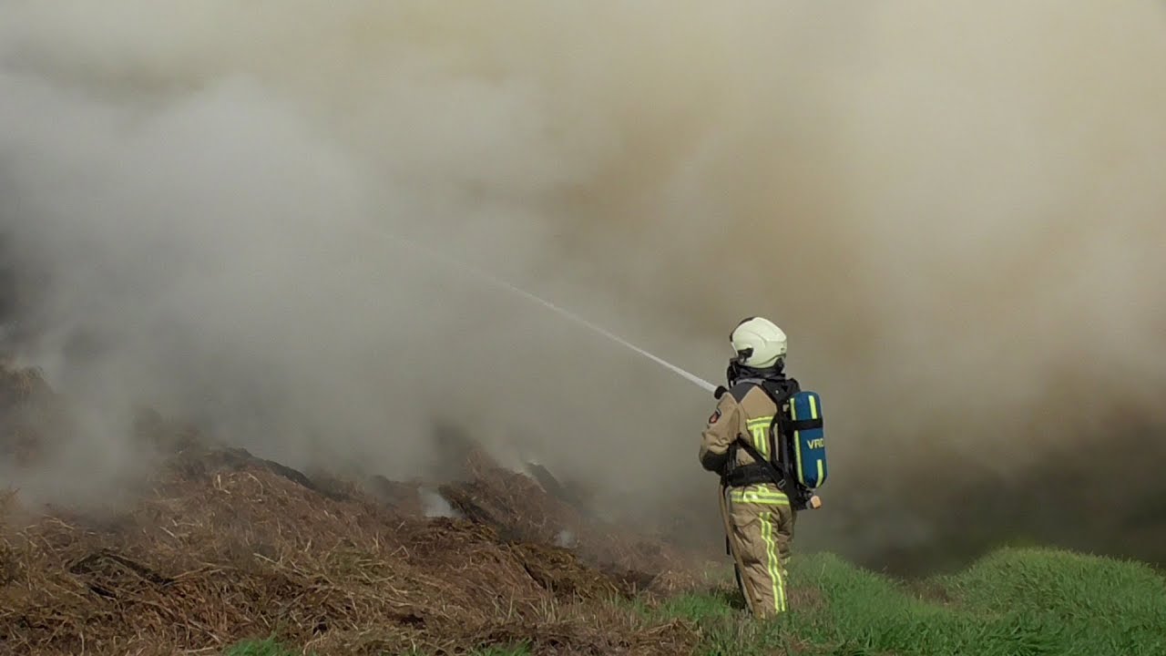 Grote brand door broei in grote hooiberg - Kampweg Bunne - YouTube