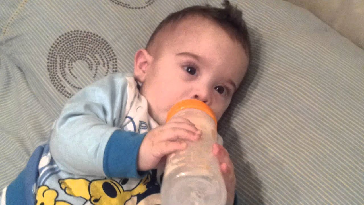 Leo beve da solo - YouTube