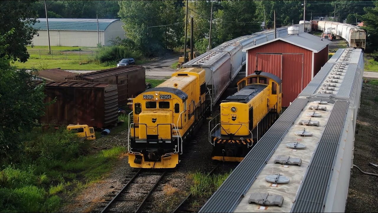 AC&J Railroad with a GE U23B "U Boat" HZRX 2391 and Alco S1 in Jefferson Ohio - YouTube