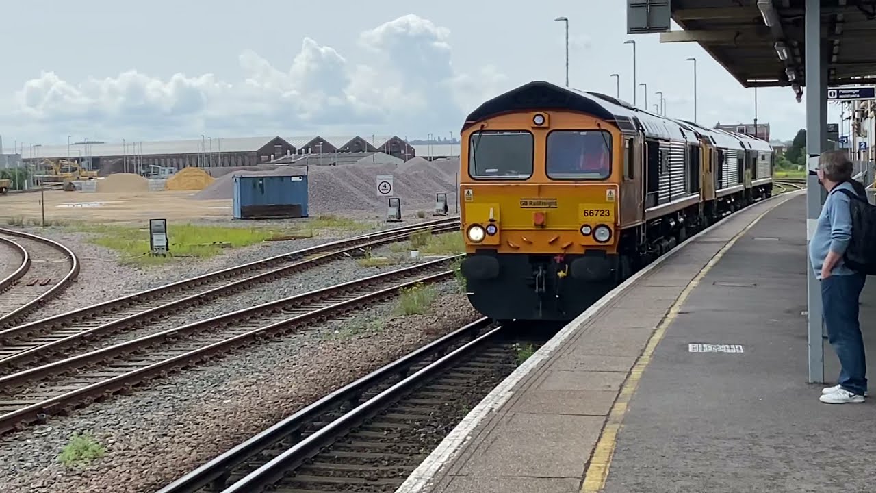 Class 66 | 66723 ‘ZA723 Chinook’ + 66713 + 66850 | GB Railfreight ...