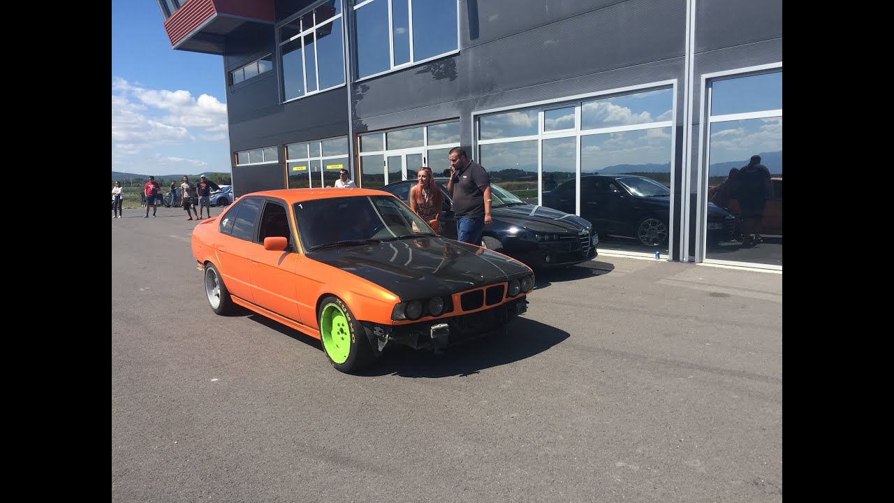 BMW v8 slides - TrackDay - YouTube