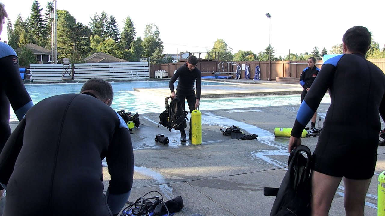 Attaching a Cylinder to your BCD - YouTube