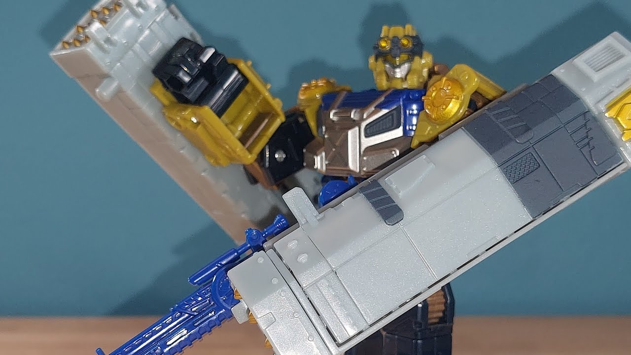 A walking fortress! :#Transformers Cybertron Cybertron Defense ...