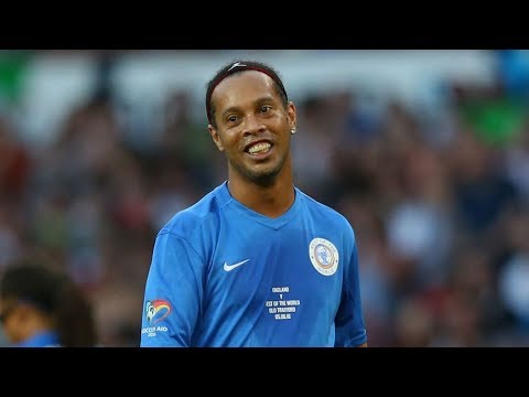Ronaldinho'nun Kadın Futbolcuya Attığı Vücut Çalımı