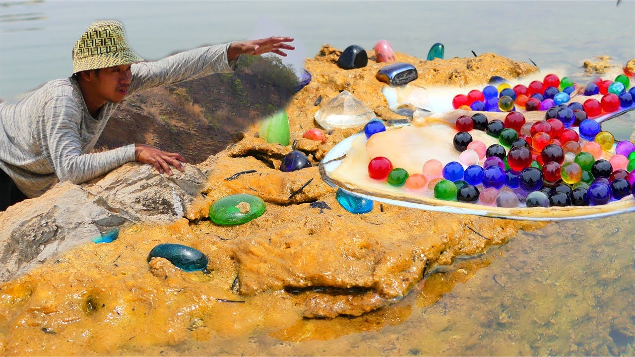 Two strange pearl crabs appeared in the middle of the river and I heard ...