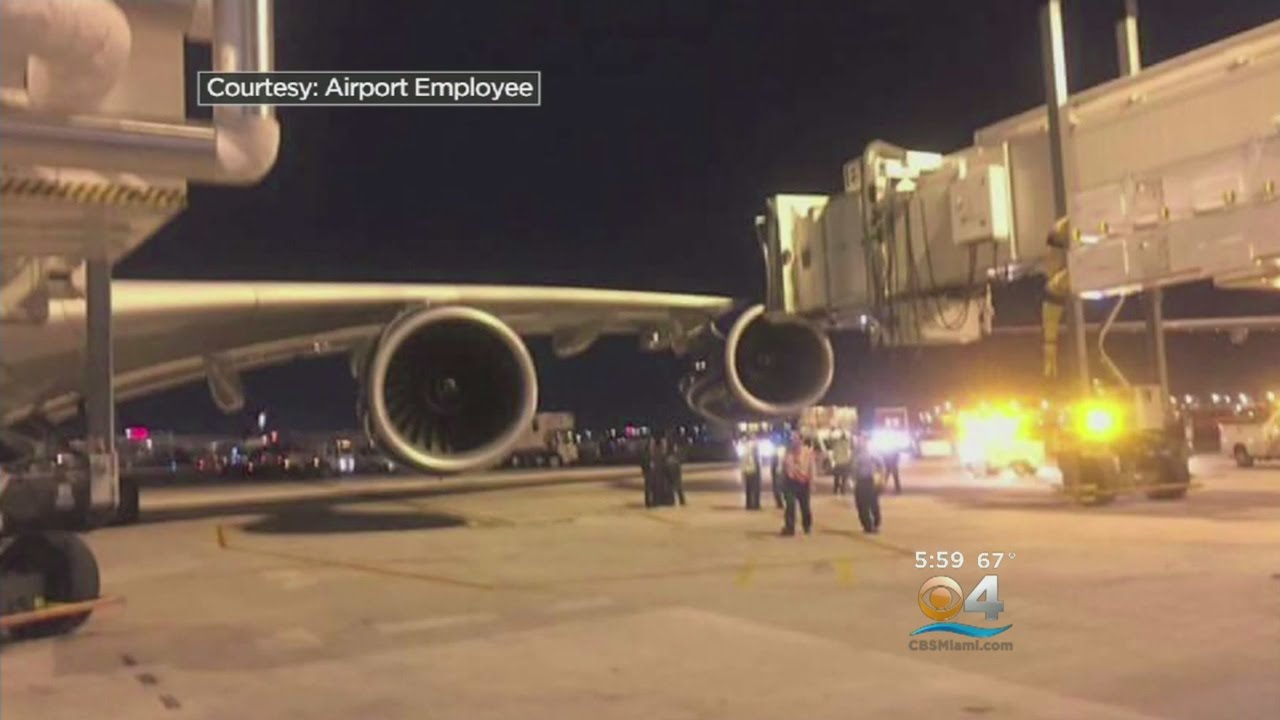 Plane Smashes Into Jet Bridge At Miami Int’l Airport - YouTube