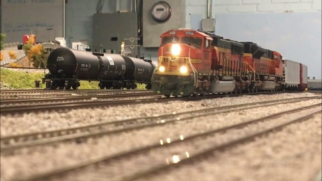 HO Scale Railfanning - BNSF 8902 Leading RD Hopper Unit Coal Train - YouTube