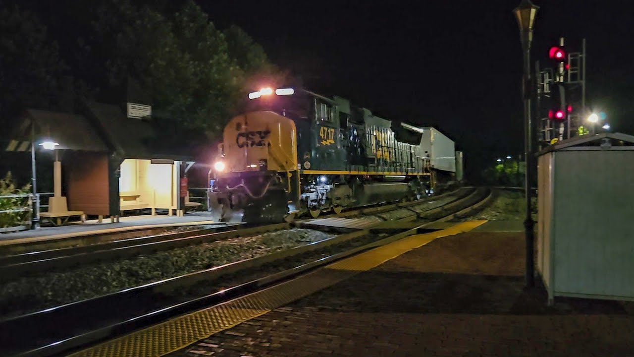 EMD leader on extremely short CSX I018 (another new symbol!) - YouTube