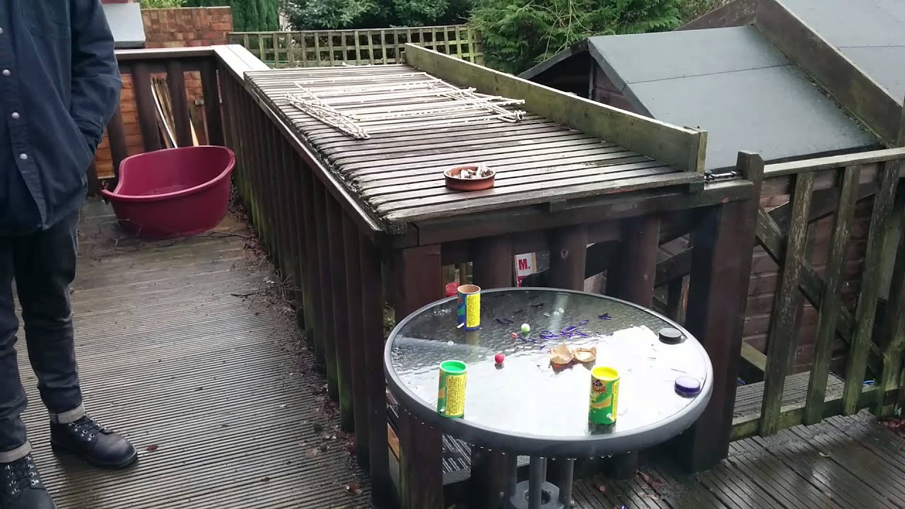 Mega Christmas table bomb - YouTube