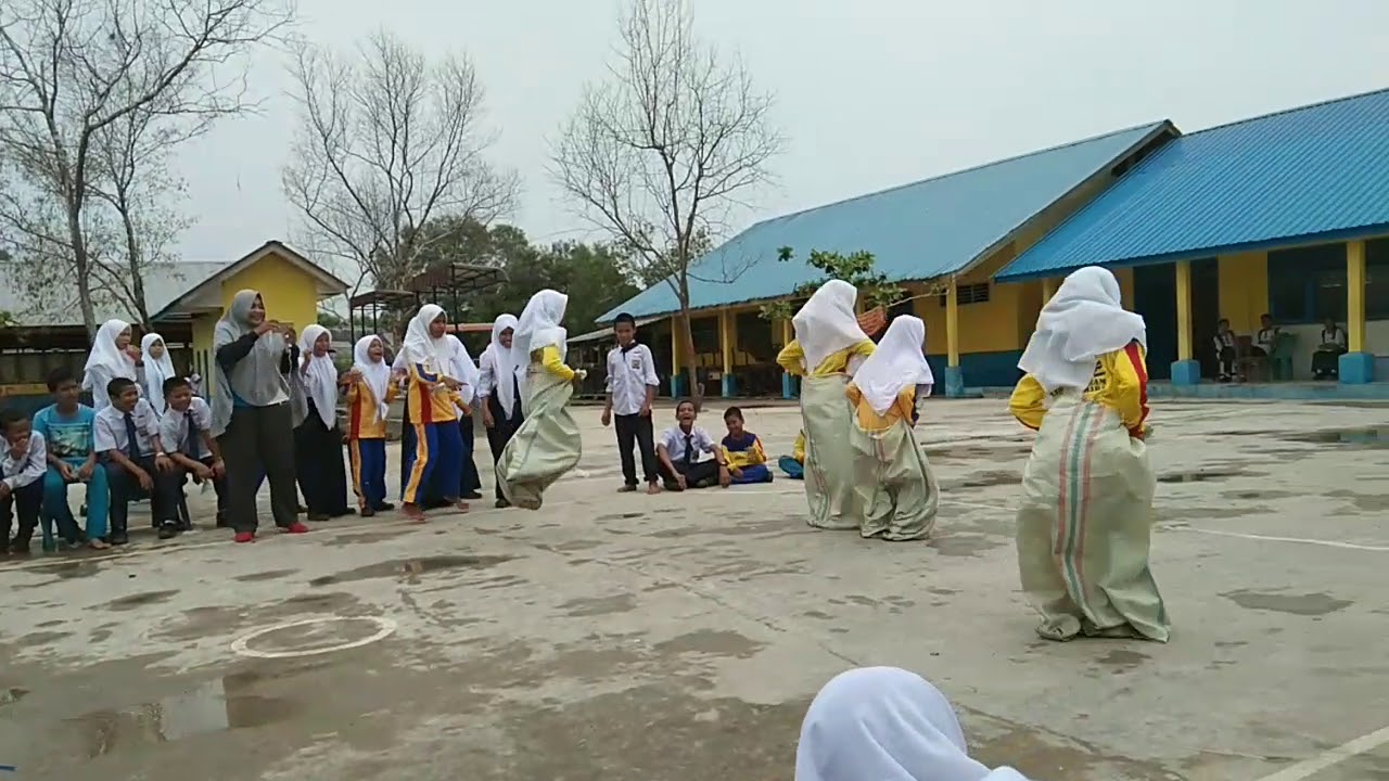 Lomba Lompat Goni - YouTube
