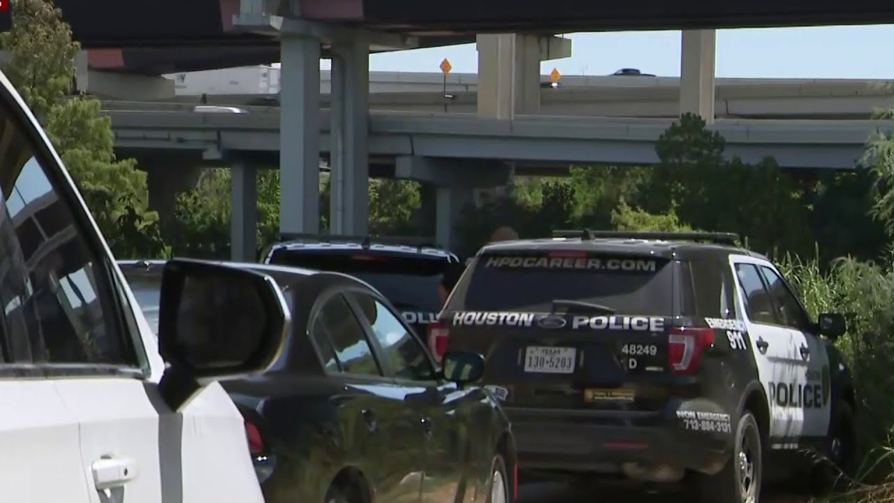 Man found dead under bridge in downtown Houston - YouTube
