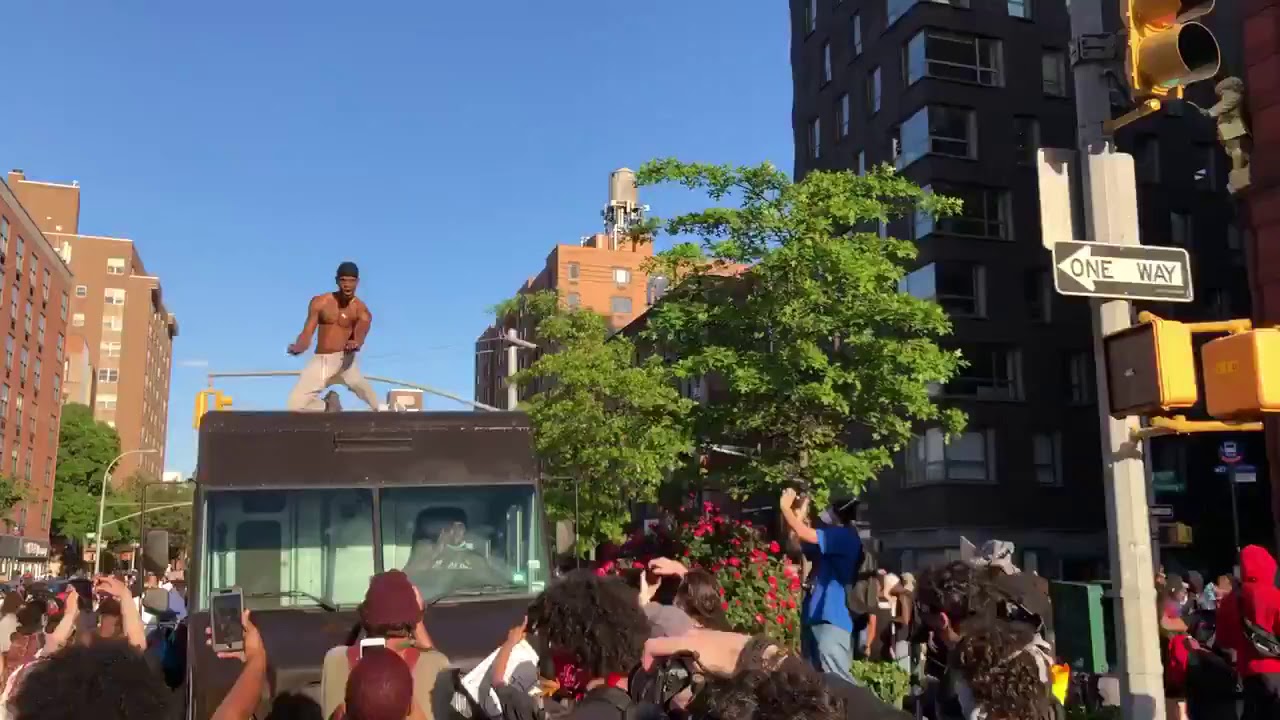 Black man dancing on bus meme - YouTube