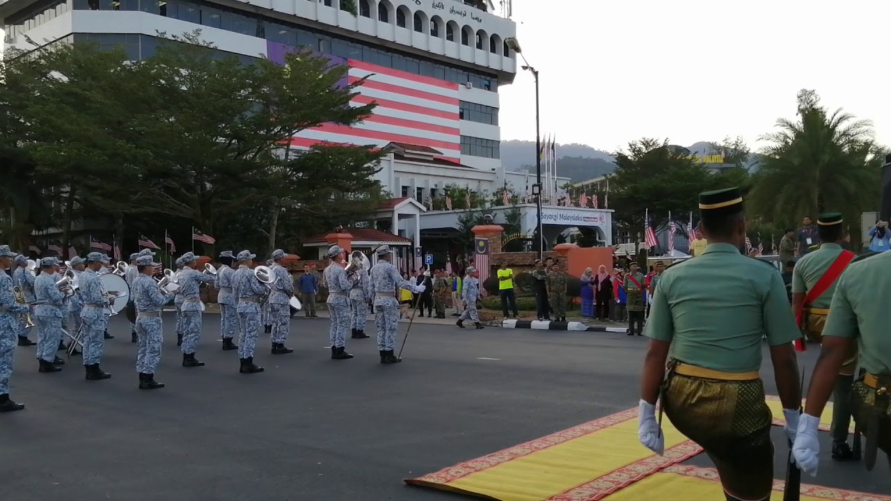 TLDM MARCHING BAND - YouTube