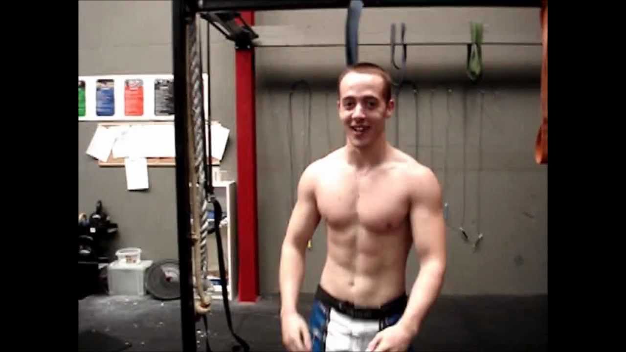 Les premiers Muscle-Up de Victor - YouTube
