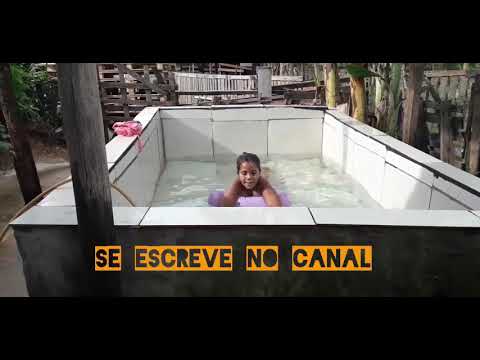 Minha  filha  na piscina