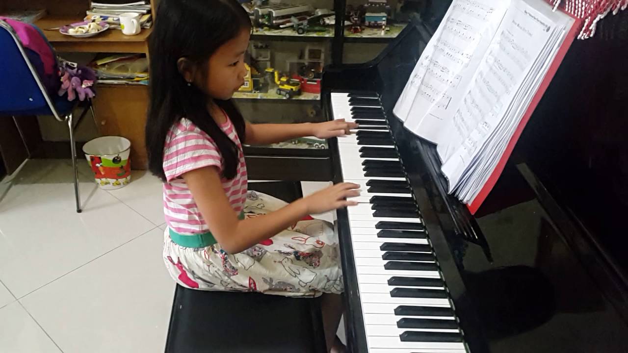 Marsha Jovanska Tedjo playing Minnie Mouse Hit Towns - YouTube