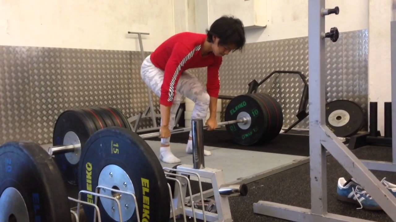 DL 1x220 w/ Hookgrip @ ~60 kg bw - YouTube