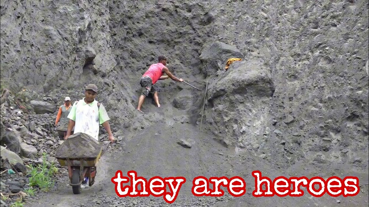 He is so strong..!!! digging in the sand without rest - YouTube