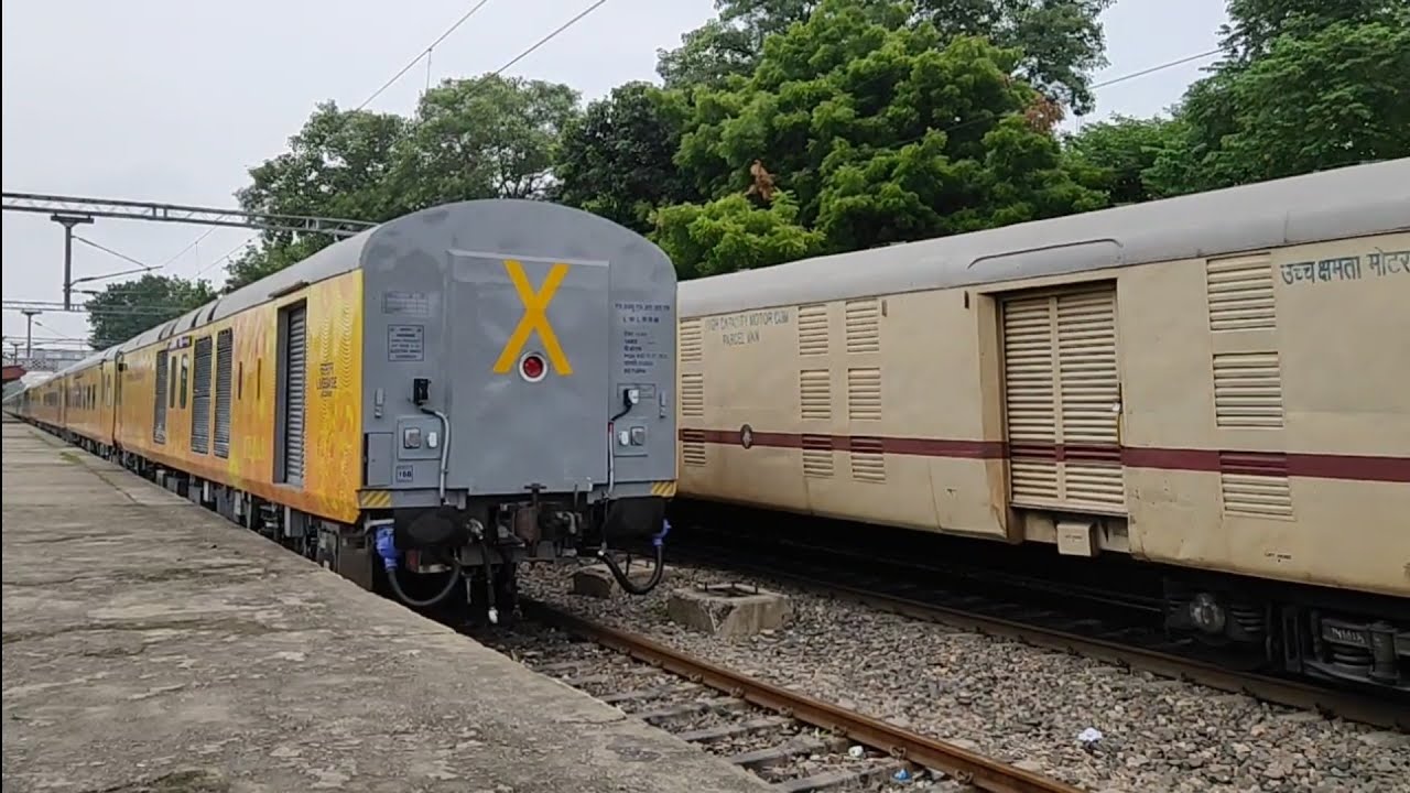 Brand New Patna Tejas Rajdhani Express Rake Meets 25 Coacher High ...