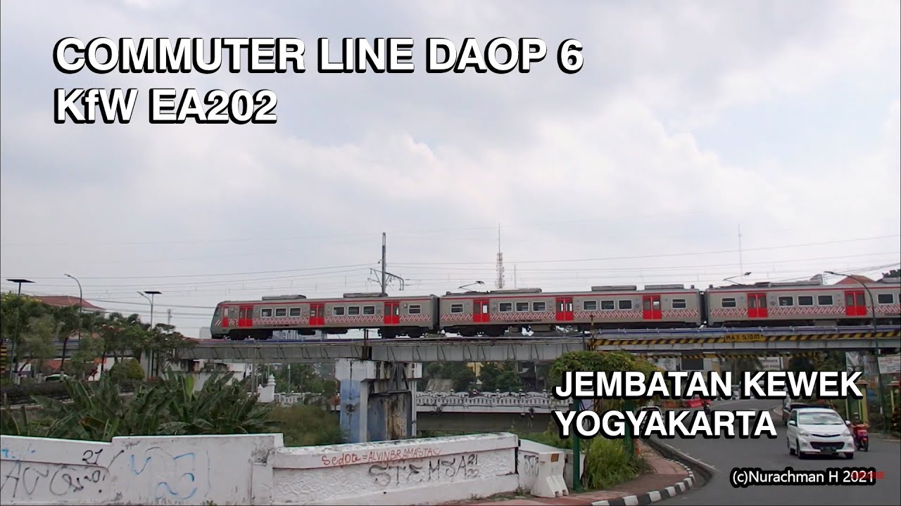 Melintas jembatan Kerkweg Kewek ikonik di Jogjakarta, KRL Commuter Line ...