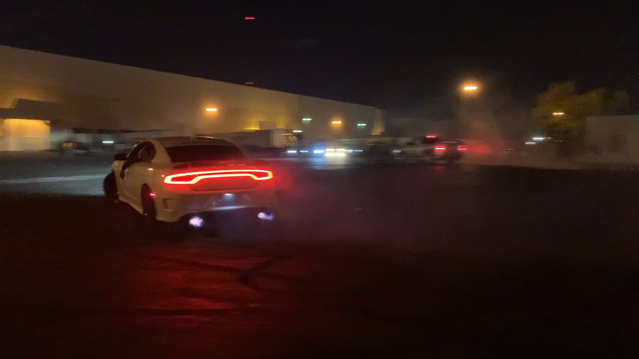 CHARGER HELLCAT SHOOTS FLAMES🔥🔥🤩 - YouTube