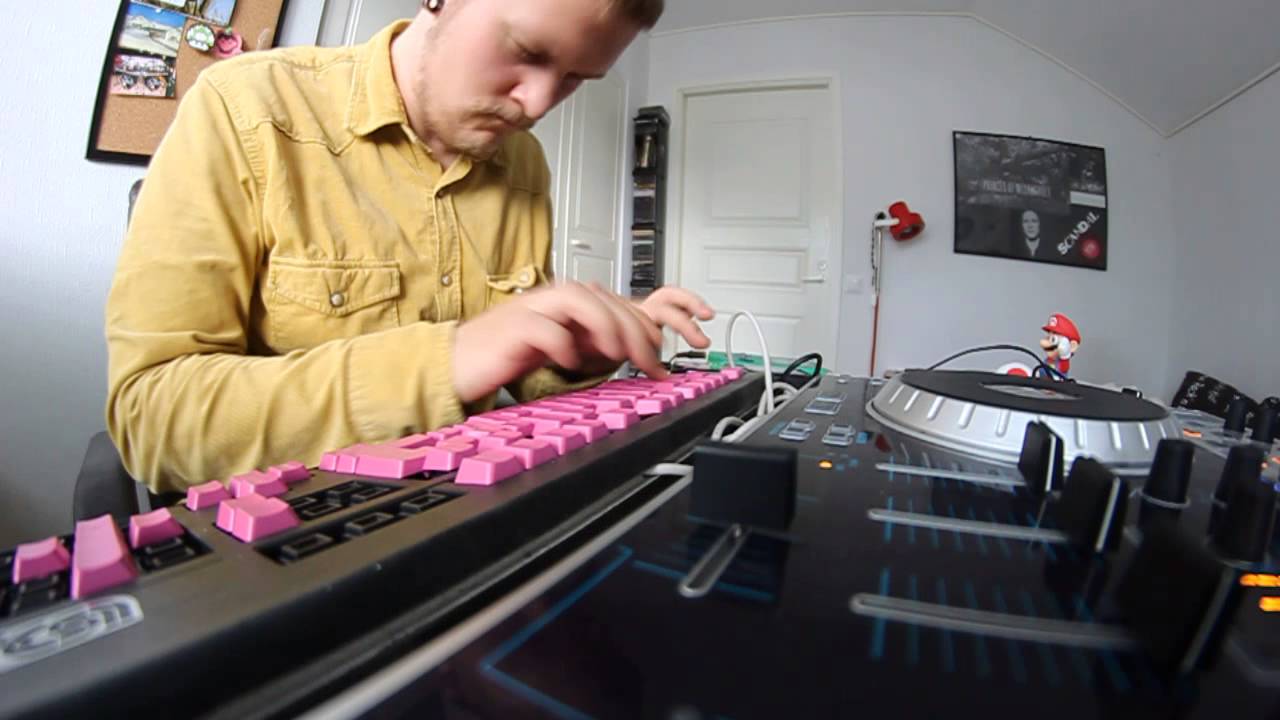 Jamming and testing my LSDJ keyboard. - YouTube