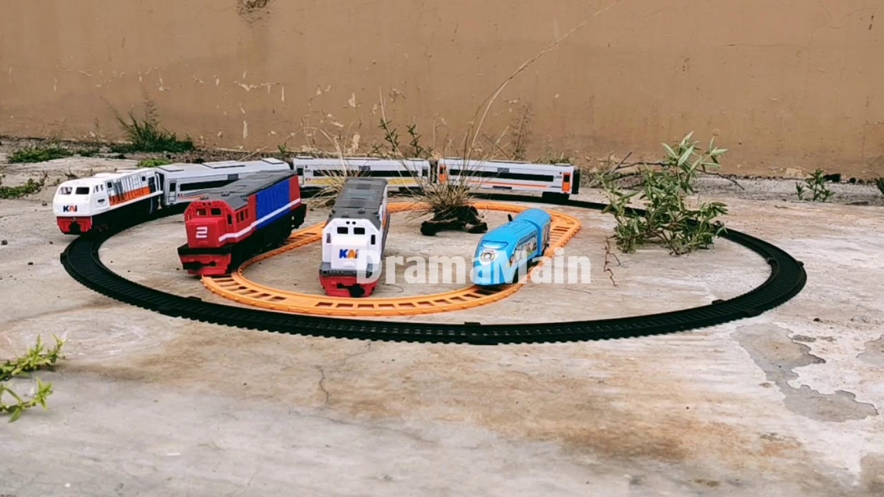 trains, CC205 and CC202 trains run simultaneously indonesia - YouTube