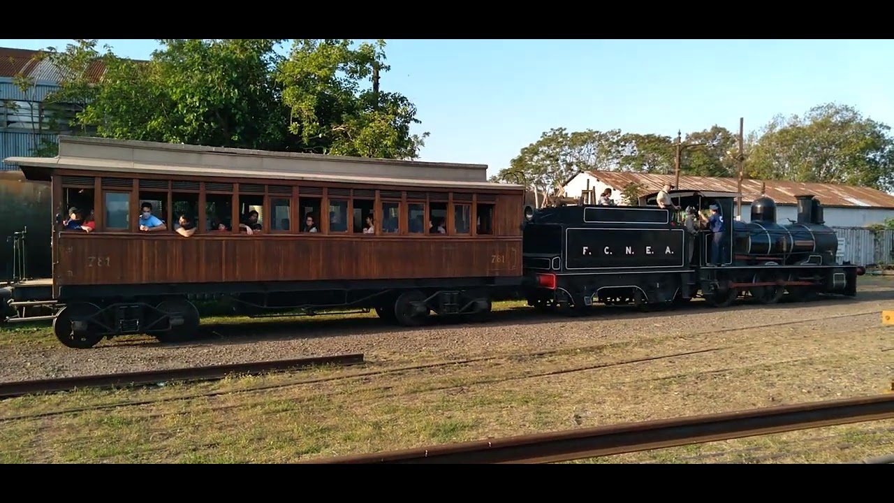 Locomotora a vapor Neilson n° 27 con vagón de pasajeros n° 781 en ...