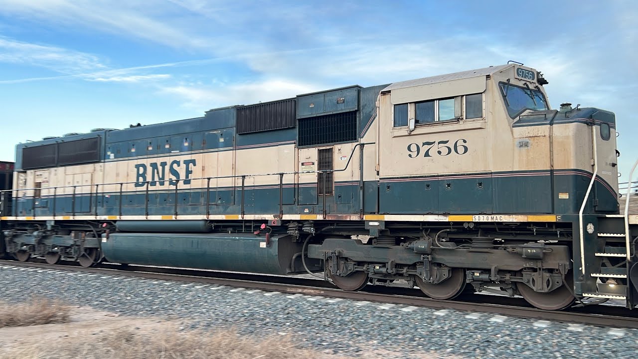 BNSF 9115 Leads Minnequa Empties with Executive SD70MAC DPU!! - YouTube