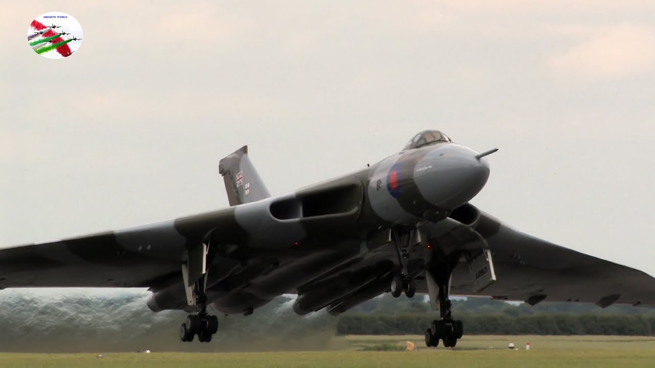 Vulcan XH558 Display 2014 Airshow World - YouTube