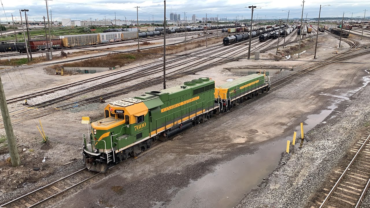 Original CN Green Heritage units 7600 and 600 light power in CN ...