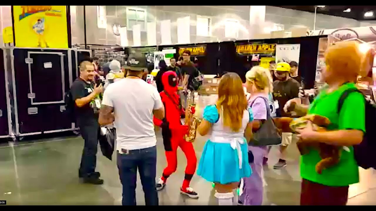 Deadpool playing the sax at Stan Lee's LA Comic Con 2016 - YouTube