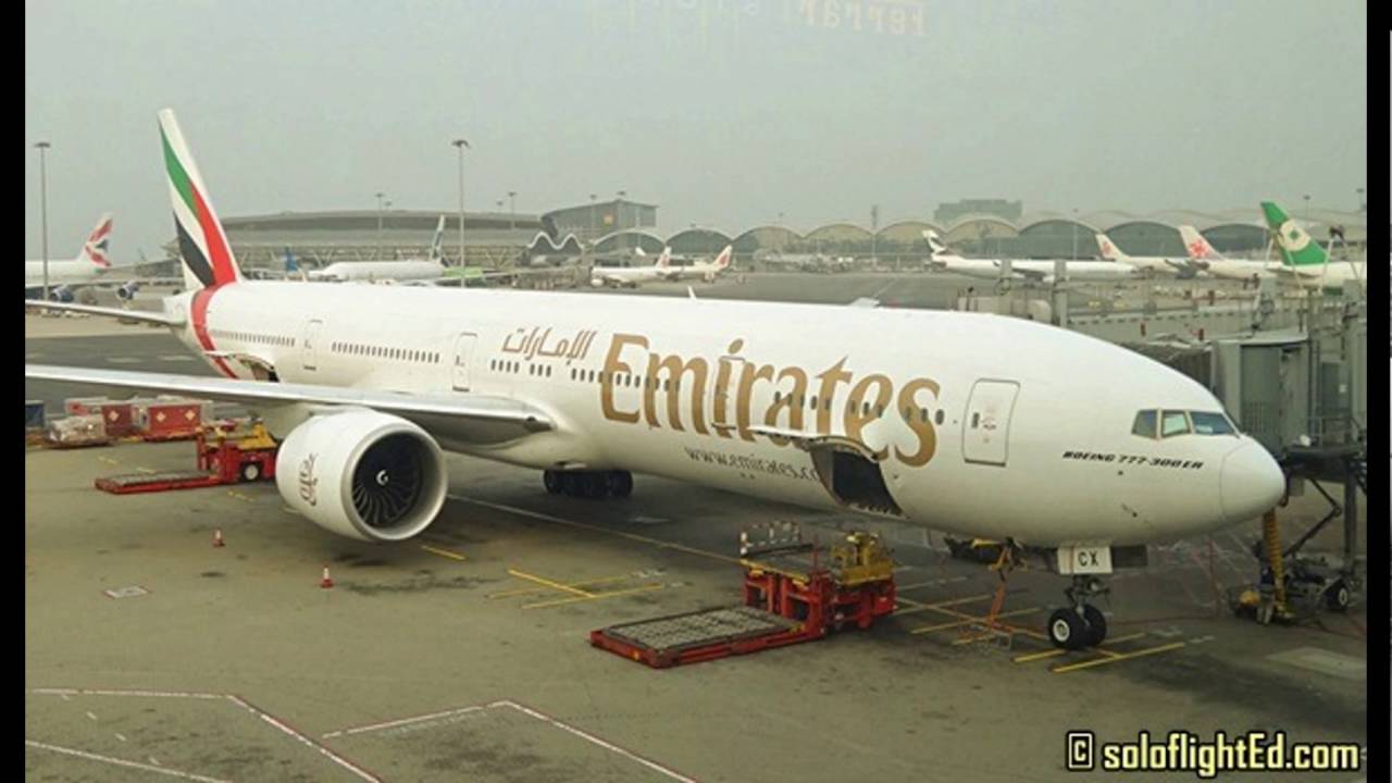 Emirates Boing 777 Crash Landing in Dubai Airport !!!! - YouTube
