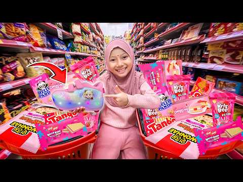 AQILA BORONG JAJANAN SERBA WARNA PINK PAKAI SEPATU RODA WARNA PINK
