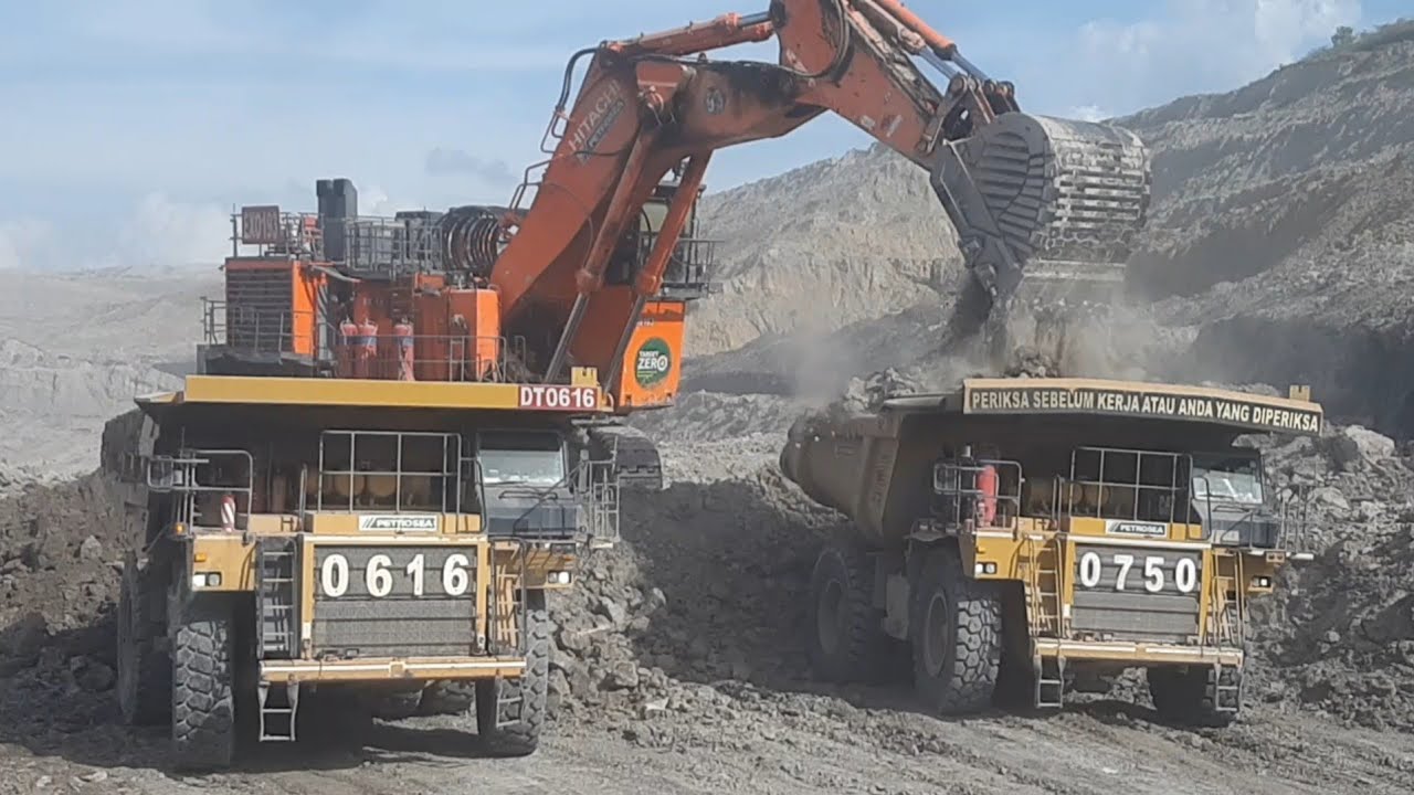Excavator HITACHI 2600 Double site loading HD 785 Komatsu #excavator # ...