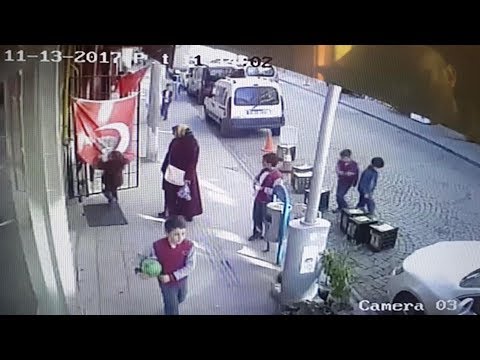 Türk Bayrağını öpmeden okula gitmiyor