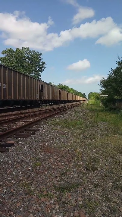 AC4400CW 7802 Friendly crew leads AC4400 leads empty coal train at Galveston sub#railfan - YouTube