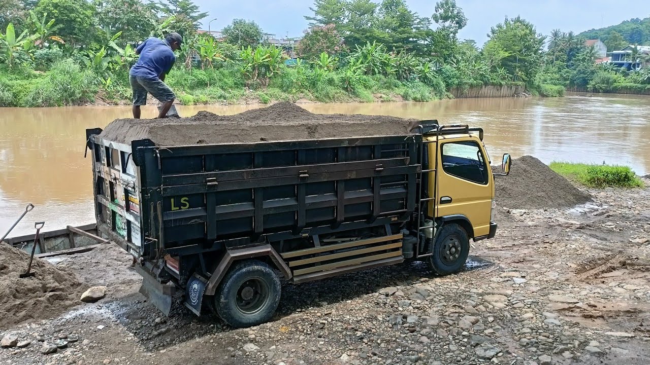 Truck CANTER Muat Pasir 8 Kubik Muat Pasir Manuall - YouTube