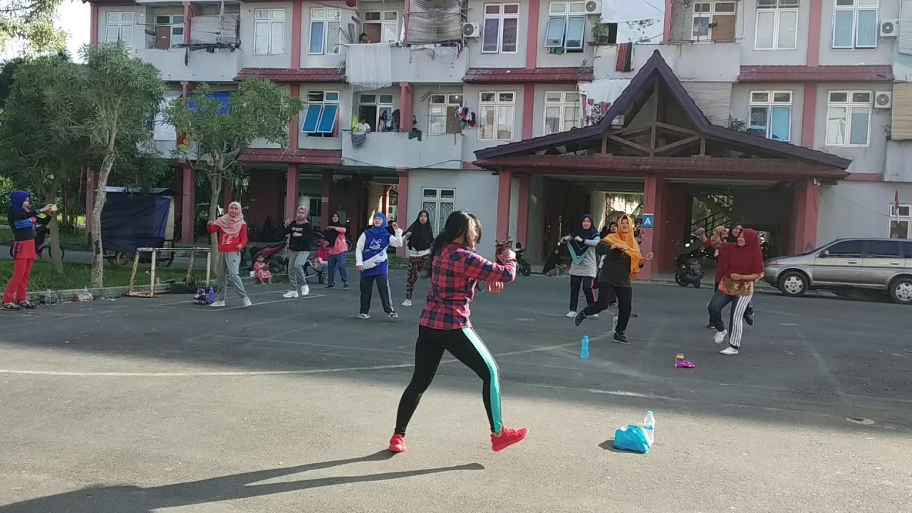 Kegiatan senam di RUSUNAWA pemko RW 12 muka kuning - YouTube