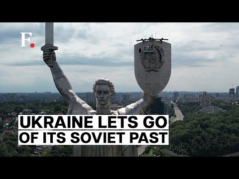 Ukraine Removes Soviet Hammer and Sickle From Kyiv Statue​