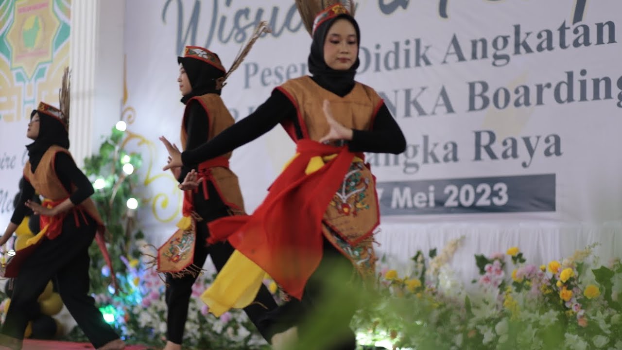 Tari Tradisional Babukung peserta didik SMP ISLAM TERPADU HASANKA BOARDING SCHOOL PALANGKA RAYA ...