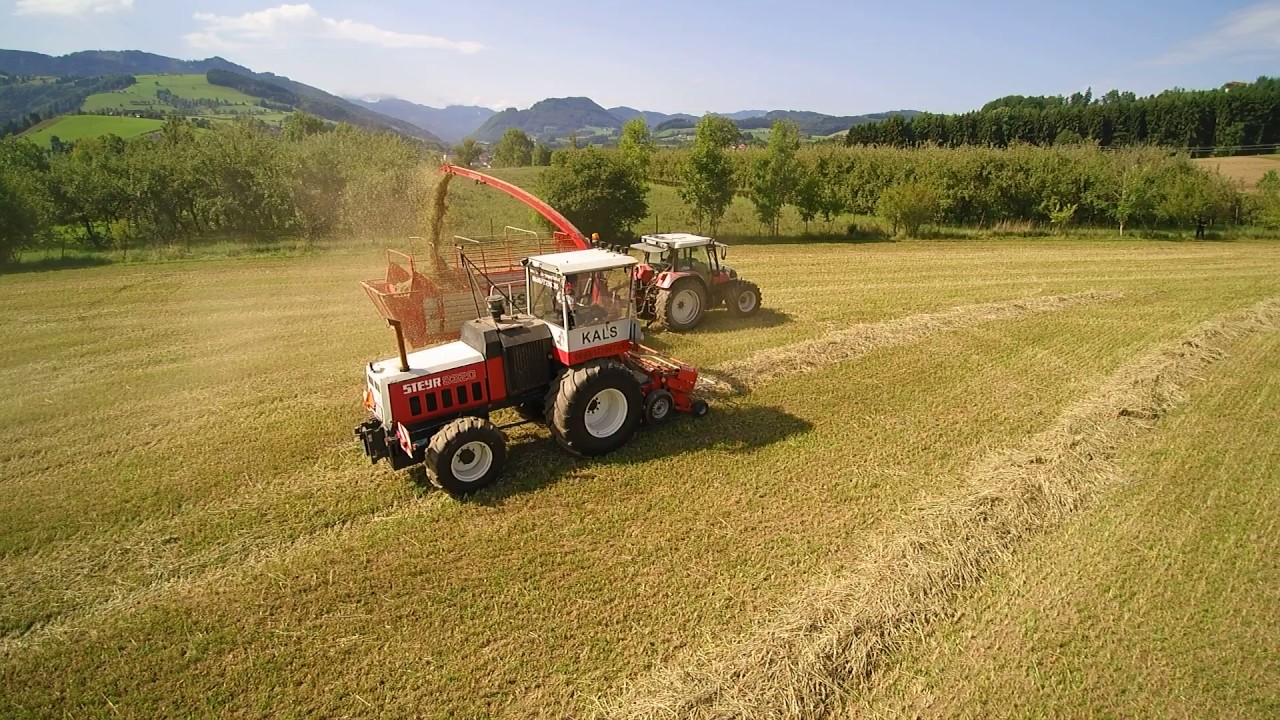 Kals GmbH mit Steyr 8320, Kemper C3000 und Pickup beim hächseln - YouTube