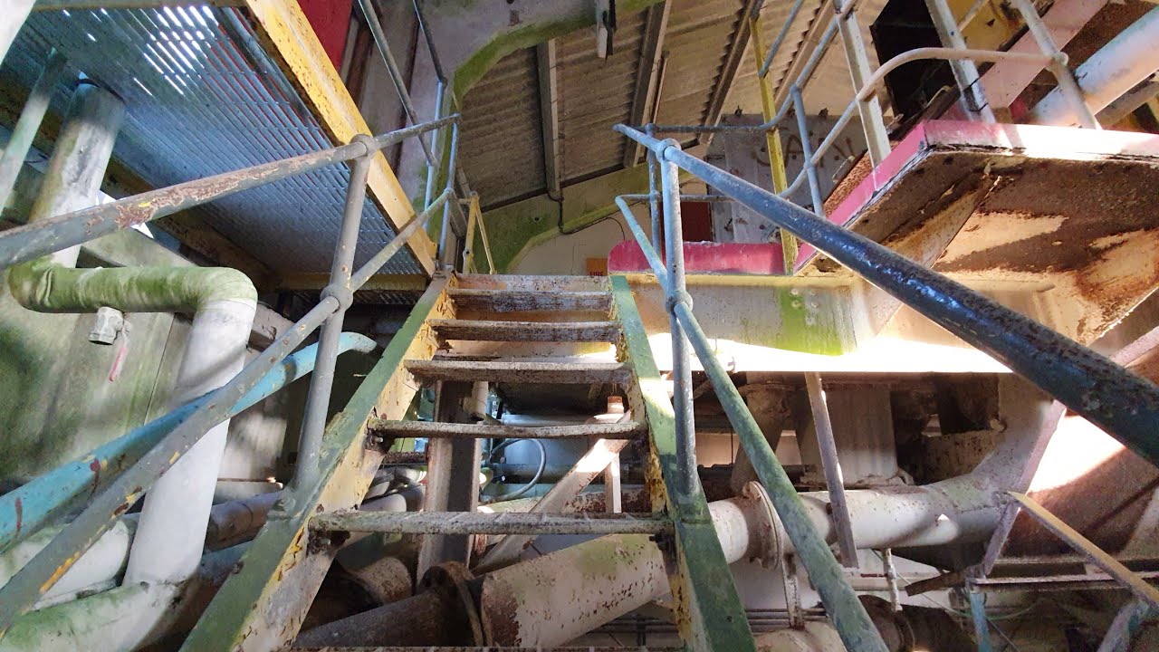 EXPLORING A ABANDONED QUARRY - YouTube