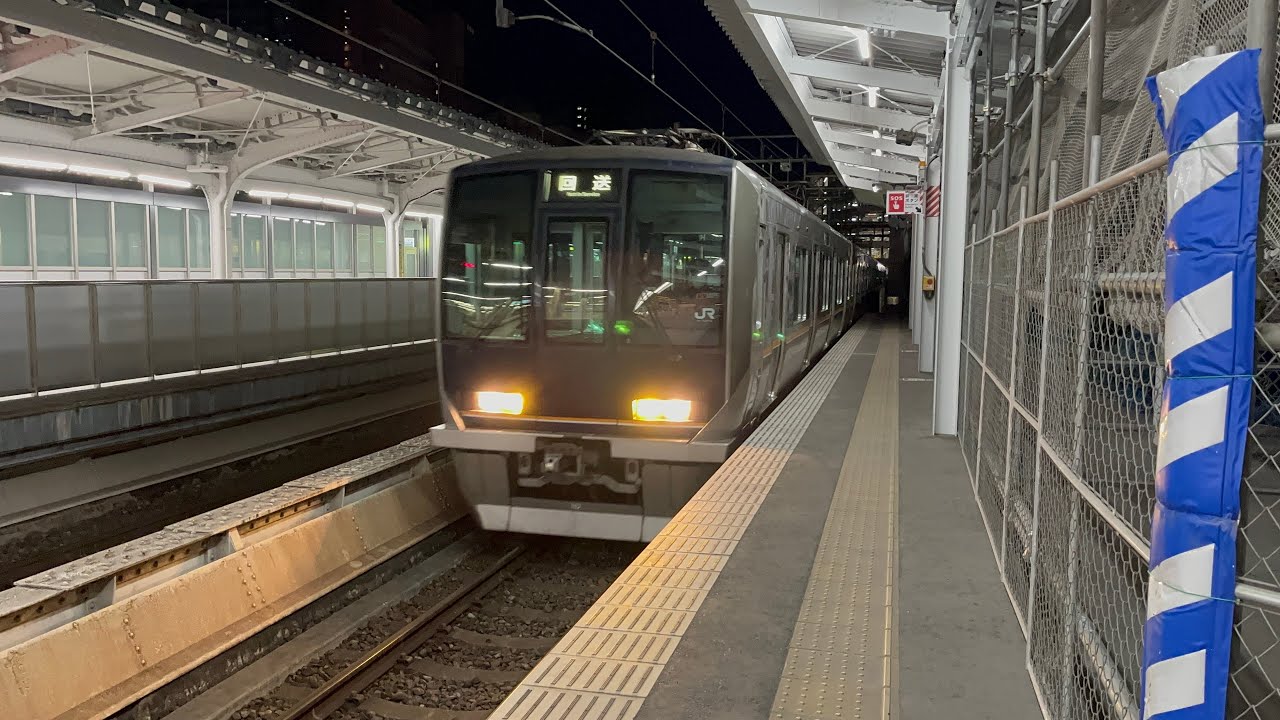 JR西日本321系D10大阪到着 - YouTube