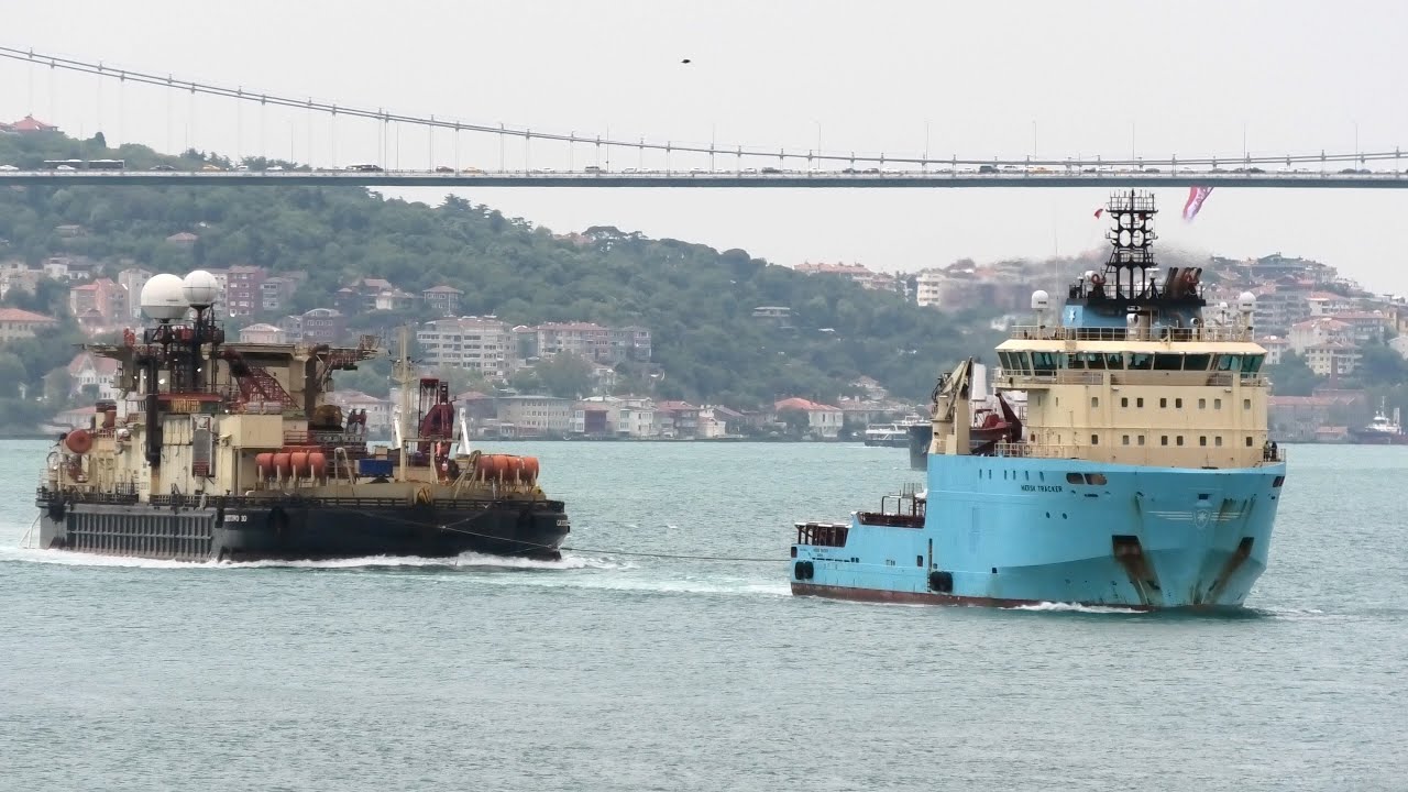 MAERSK TRACKER tows the pipelay barge CASTORO 10 through Istanbul ...