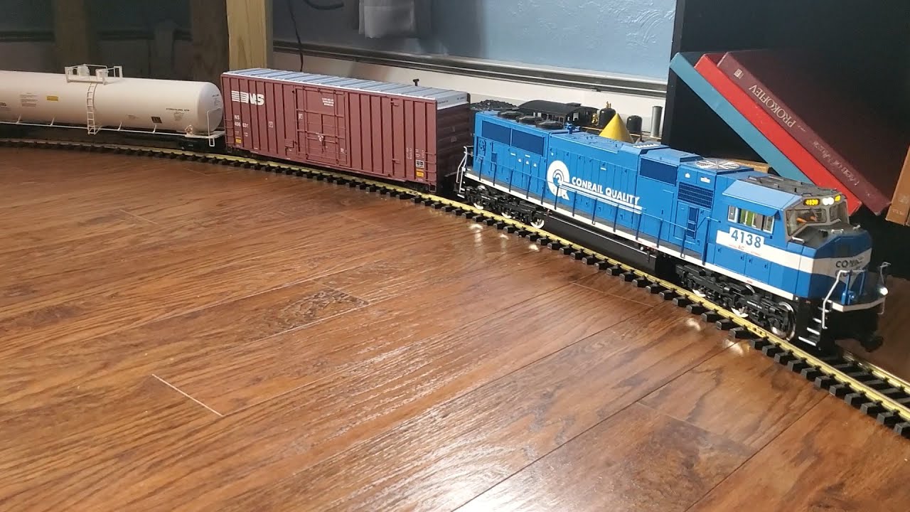 USA Trains Conrail SD70MAC and new AML 50' High Cube Boxcars - YouTube